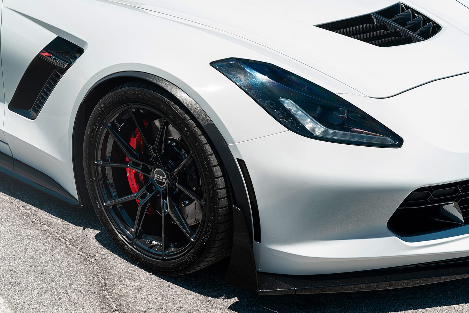 2016 C7 Z06 in White on Daytona Gloss Black | E5 Gallery