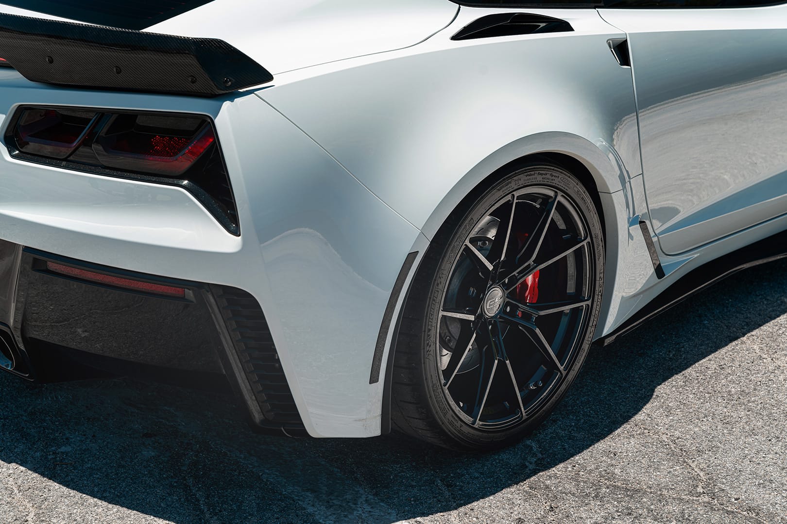 2016 C7 Z06 in White on Daytona Gloss Black | E5 Gallery